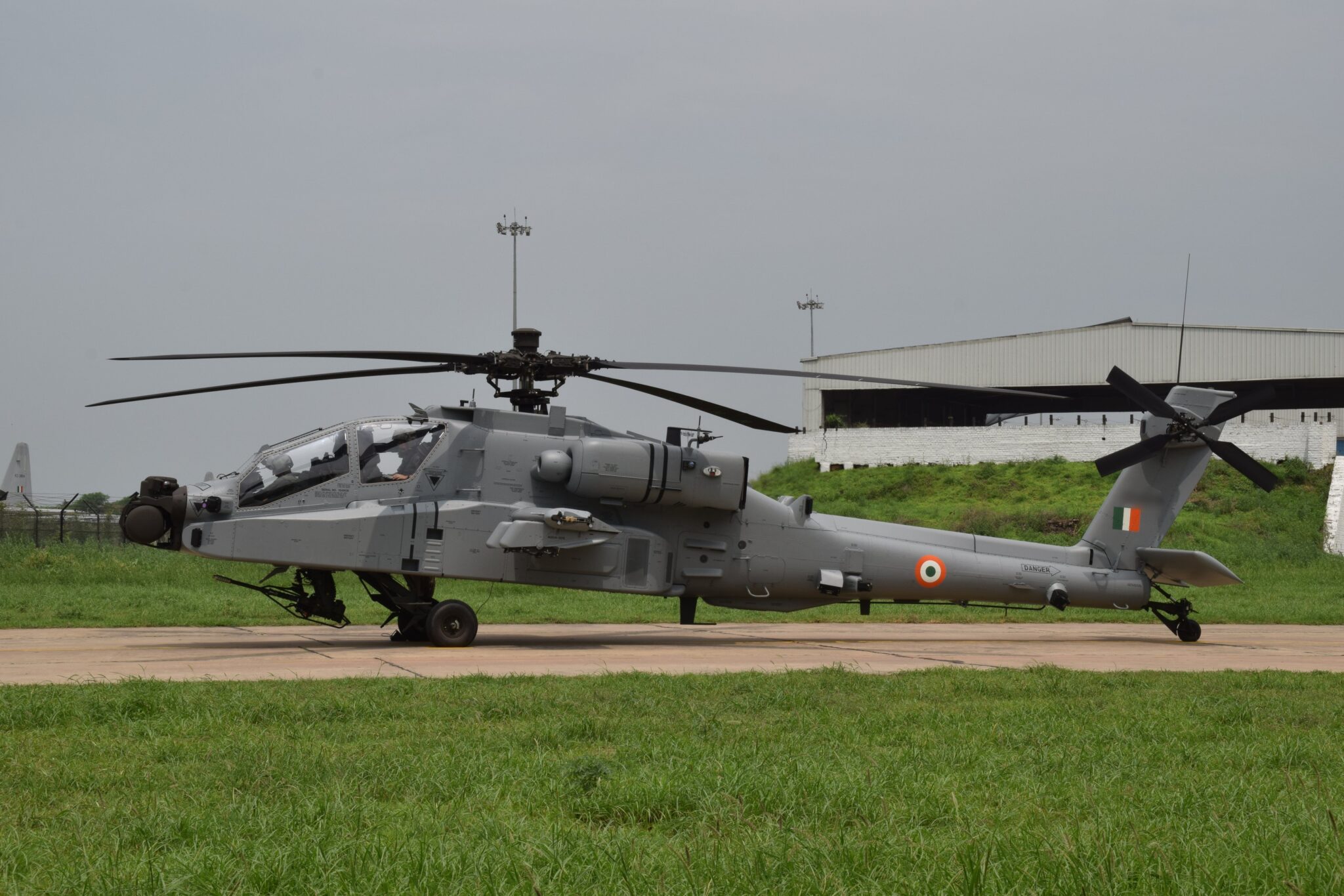 US Clears $428 Million Service Deals for India’s Apache, Howitzers